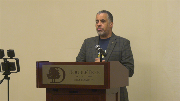 Libertarian Candidates Meet with Voters and Show them a Third Choice ...