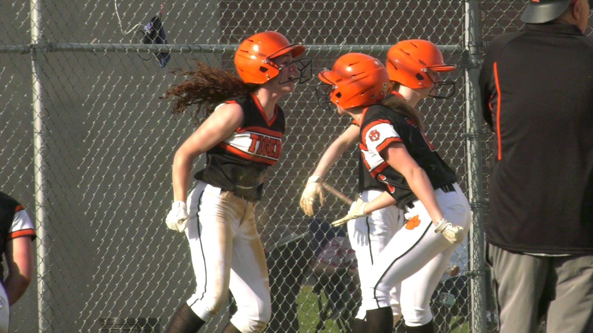 Union-Endicott Softball Takes Down Corning in Dramatic Fashion - WICZ